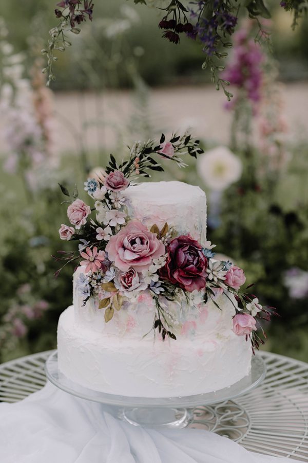 Sapatos de noiva, bolo dos noivos e um belo bouquet: um trio perfeito!