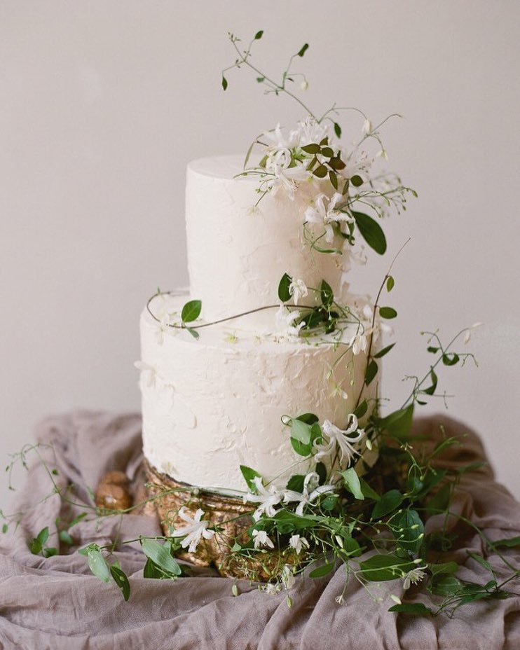 Bolo dos noivos, sapatos de noiva e um belo bouquet: um trio perfeito!